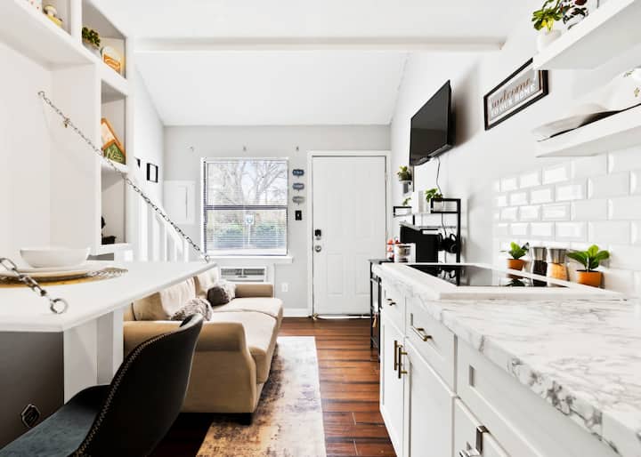 Rest Easy With Modern Comfort + Free Parking - Raleigh, NC