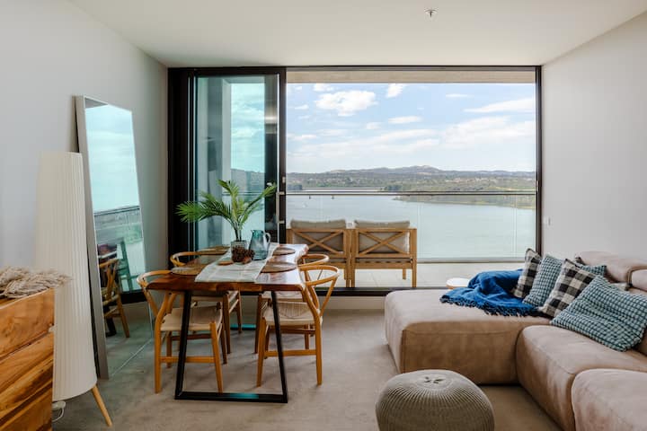 Brilliant Lake View For The Lucky Few - Belconnen