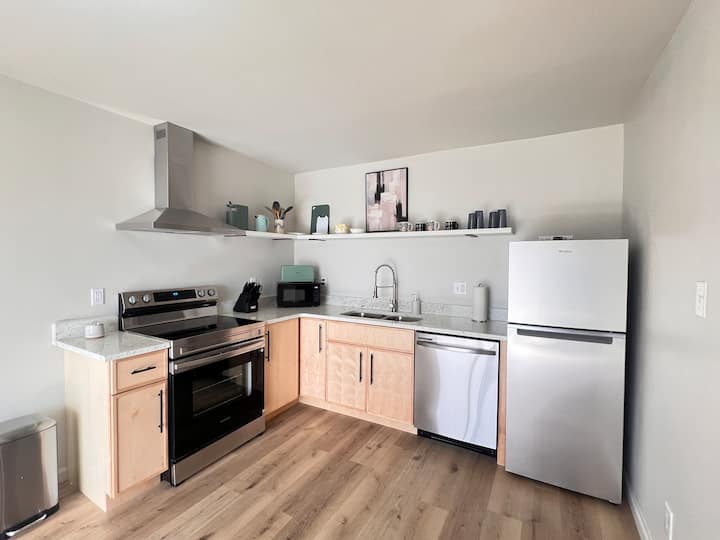 Modern 2br Duplex| Furnished - Downtown Knoxville - Knoxville, TN