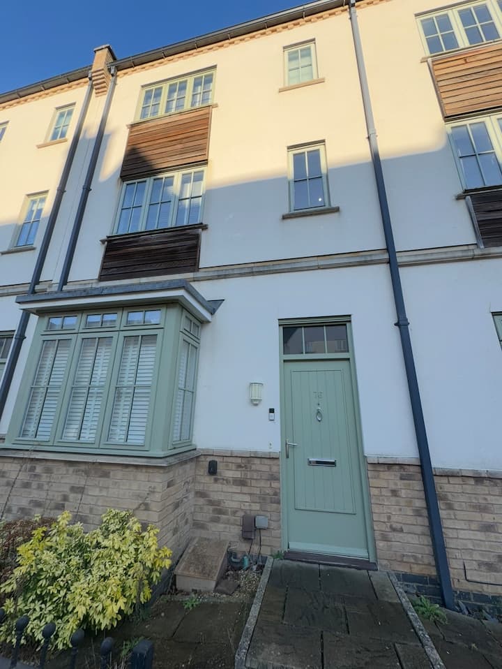 Stunning Central Large Townhouse - Northampton