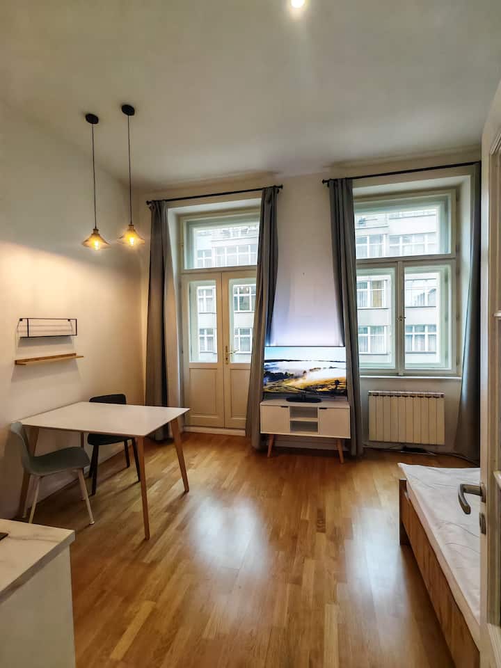 Cozy Apartment In Historical Center With Balcony - Prague
