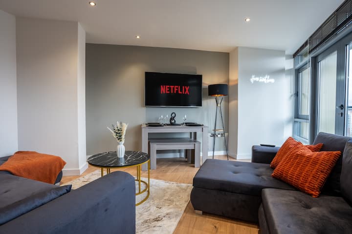 Spacious 2br City Flat • Balcony & View • Sleeps 8 - Leeds