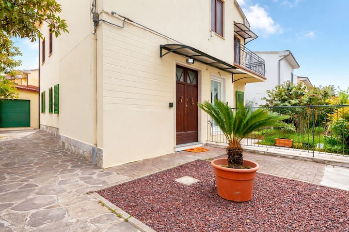 Villa Nicla: Detached House With Garden, Sleeps 8 - Pisa