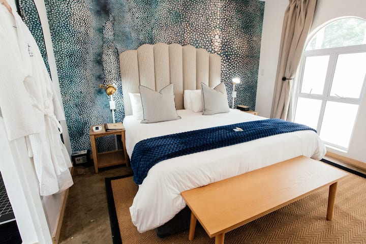 Chic Boutique Room With King Bed & Workspace - Howick