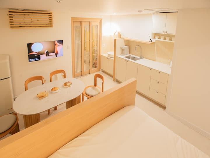 그리다    교동203호[오픈특가]6인숙소 대구핫플 교동,동성로,중앙로역,무료Ott - Daegu