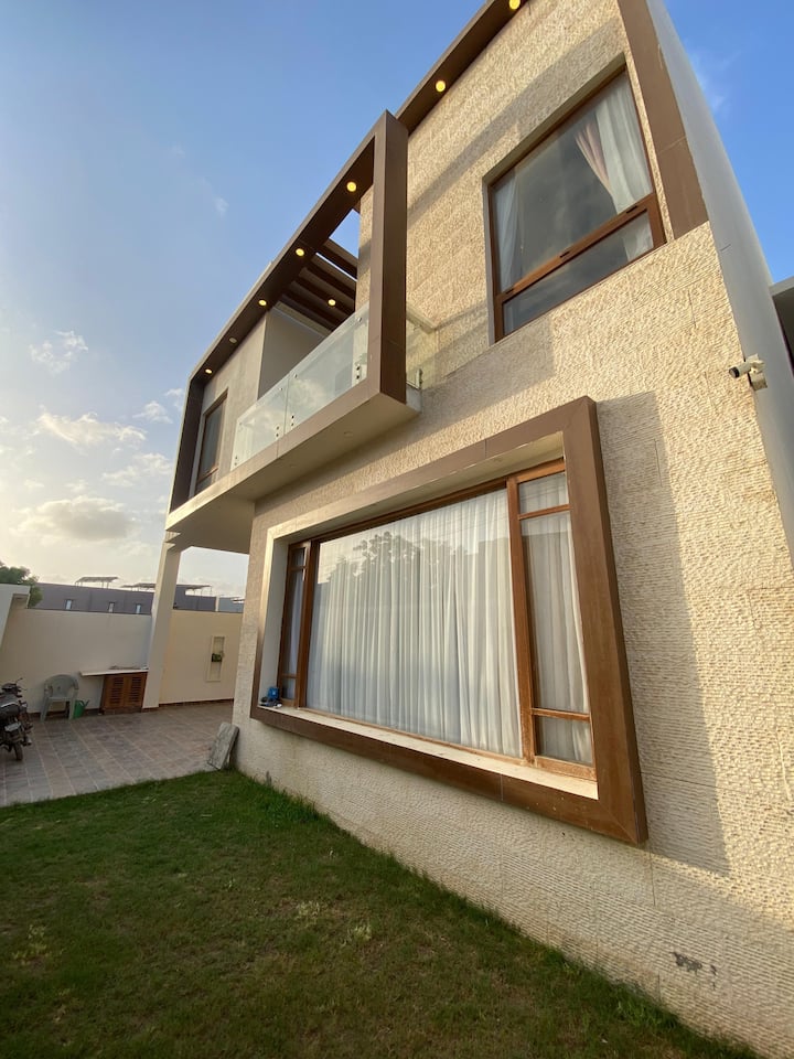 Super Luxurious 5 Bed Villa In Phase 8 - Karachi