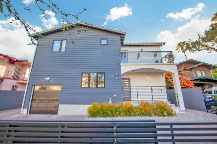 Gated Parking+memory Foam Beds - West Hollywood, CA