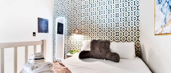 A Warm Guest Escape + Modern Vibes + Free Parking - Raleigh, NC