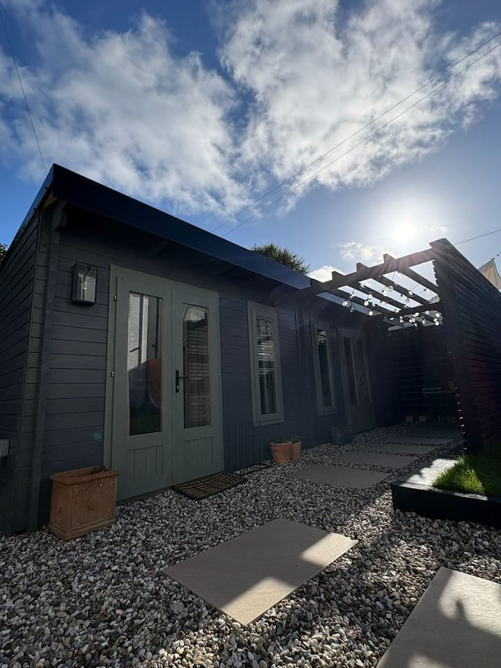 5 Minute Walk From The Beach, Our Garden Cabin! - Holywell