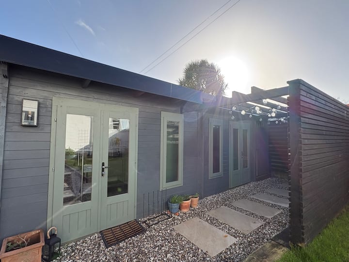 5 Minute Walk From The Beach, Our Garden Cabin! - Holywell