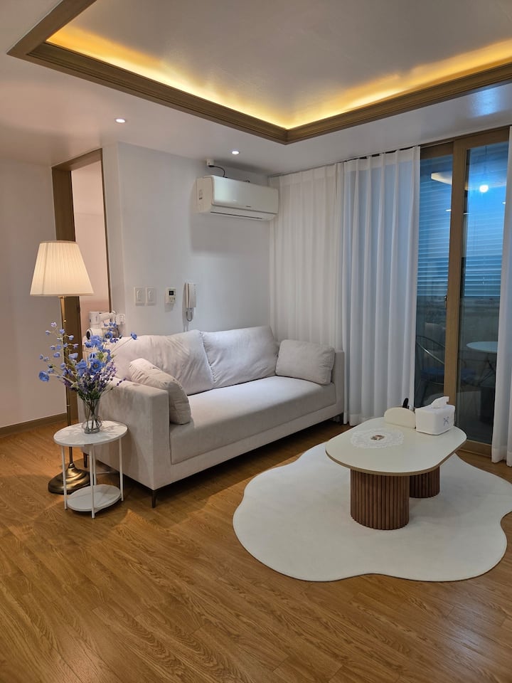 304하이스테이/황리단길/터미널/마트도보5분/깨끗한숙소/비대면체크인무료주차/가성비갑뚜벅여행 - Gyeongju-si