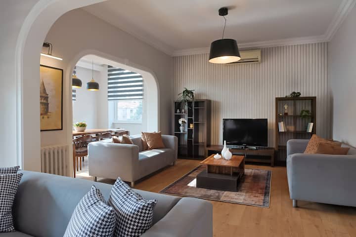 Serviced 5-guest Apartment With Balcony & Parking - Maslak