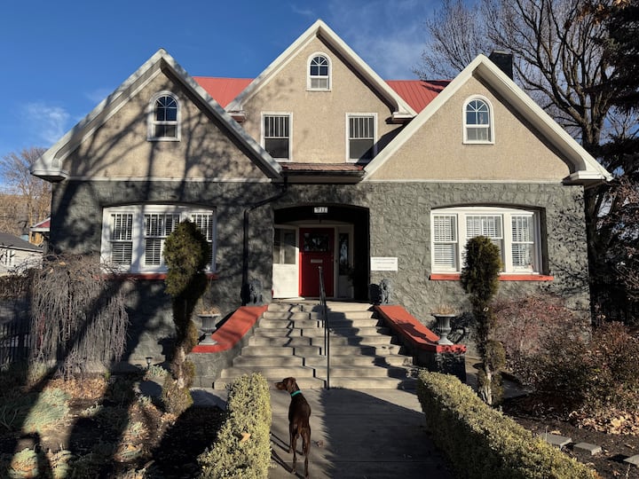 The Klamath Inn - The Peregrine Guest Room - Klamath Falls, OR