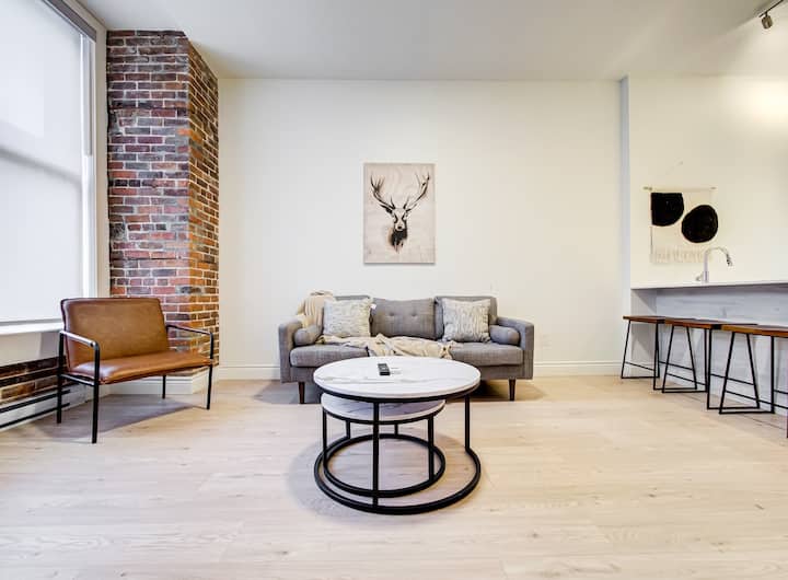 Elegant 2-bdr Unit | Steps From Bell & Crescent - Montreal