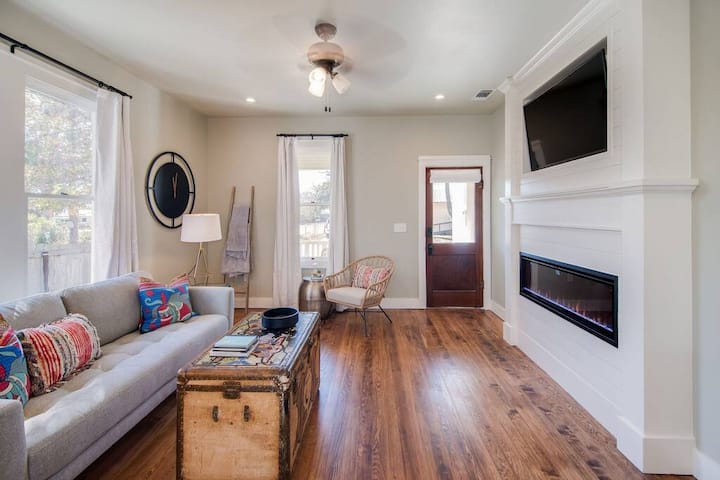 The Max - Historic Cottage, Hot Tub, Walk To Main - Fredericksburg, TX