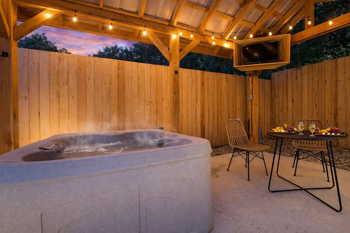 The Max - Historic Bungalow, Hot Tub, Walk To Main - Fredericksburg, TX