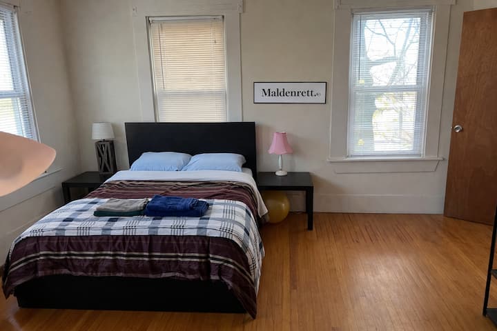 Spacious 1br, 2nd Floor, Near T, Free Parking - Malden, MA