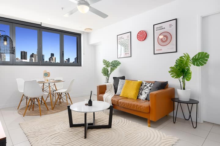 Japanese-inspired Urban Loft 2br W/ Pool + Parking - Brisbane