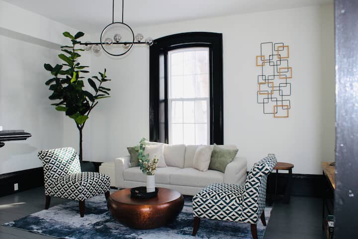 Charming Farmhouse Meets Modern Living - Woodstock