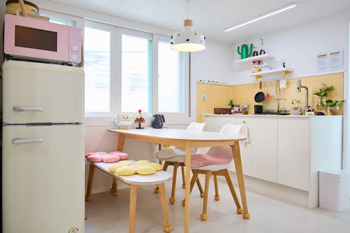 [New50%할인]기본4인요금.청소비x.부산역.깡통시장.깔끔숙소.방2개.퀸침대2개. - Busan Station