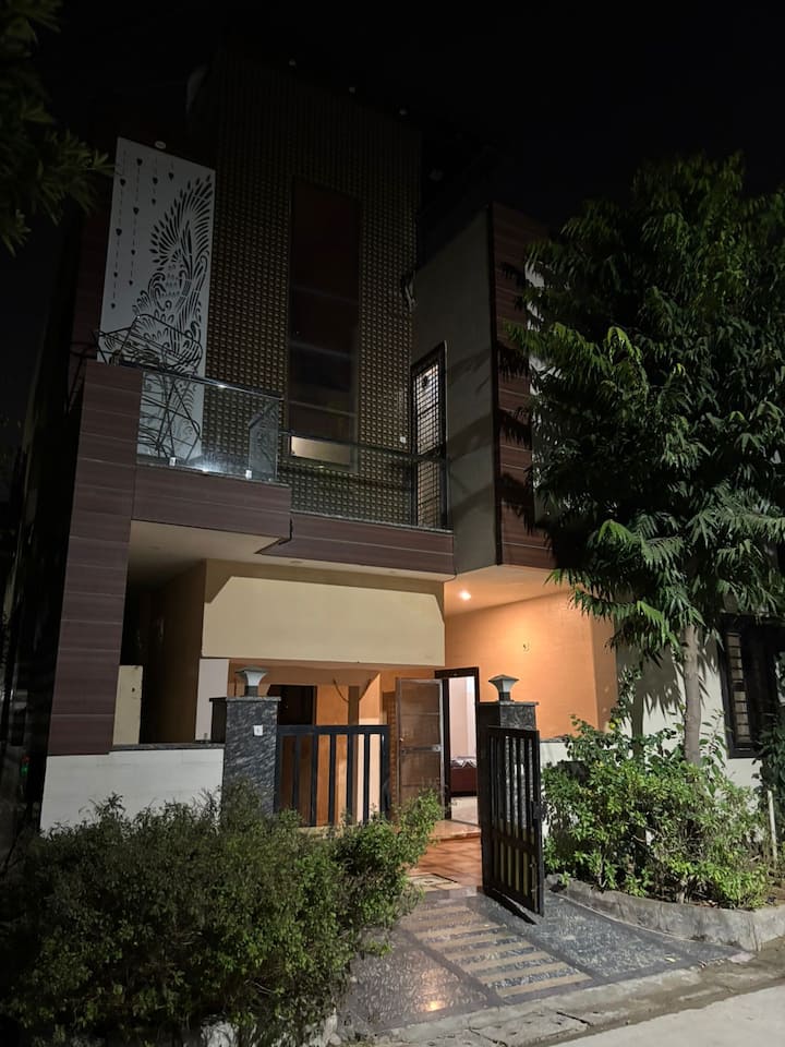 Independent Villa With All The Facilities. - Vrindavan