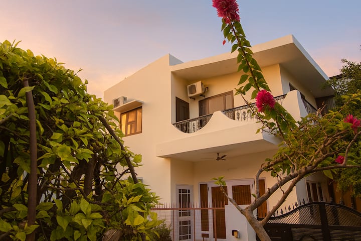 Palm Royale - 5bhk White Mansion With Projector - Jaipur