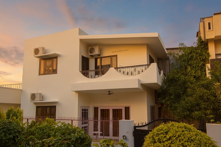Palm Royale - 5bhk White Mansion With Projector - Jaipur