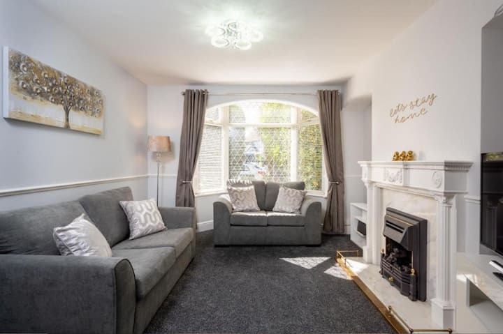 4 Bedroom Home In The Heart Of Shirley Solihull - バーミンガム