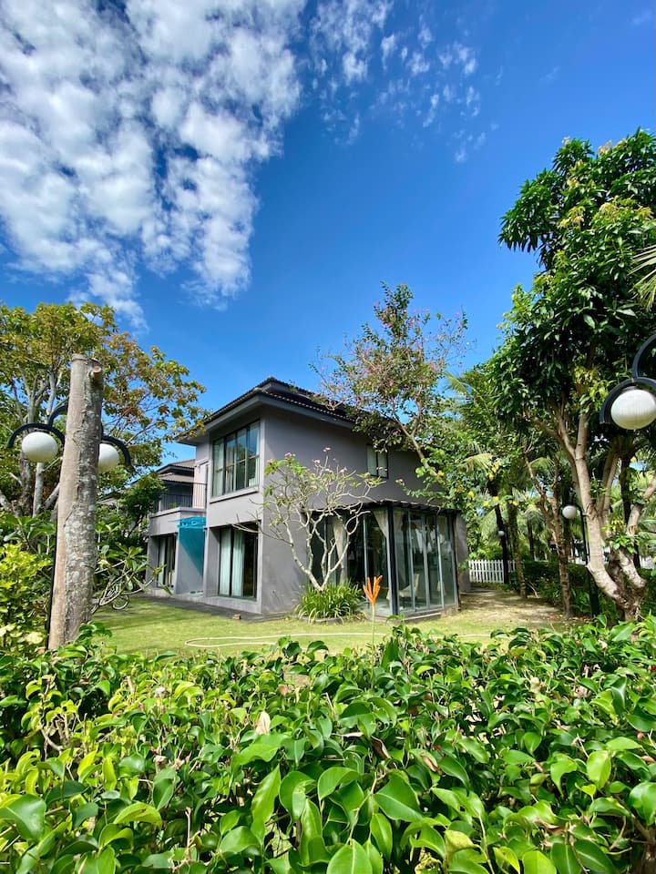 Stunning 4 Beds Big Garden Villa! Big Pool Access - Phú Quốc