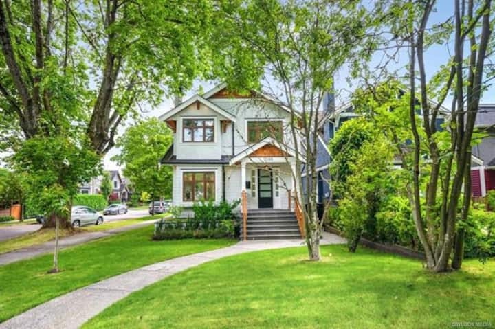 Luxurious 3 Bed Home In Point Grey - 10 Min To Dt - Canada