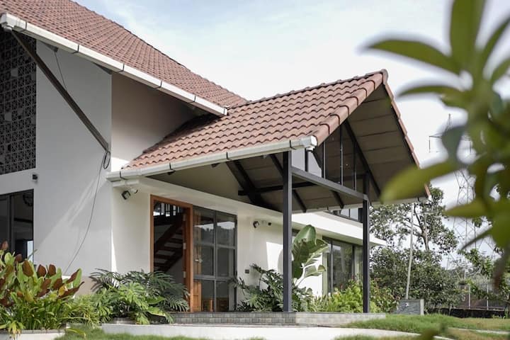 Kudayathoor Mountain Vista - Luxury Farmstay - Thodupuzha