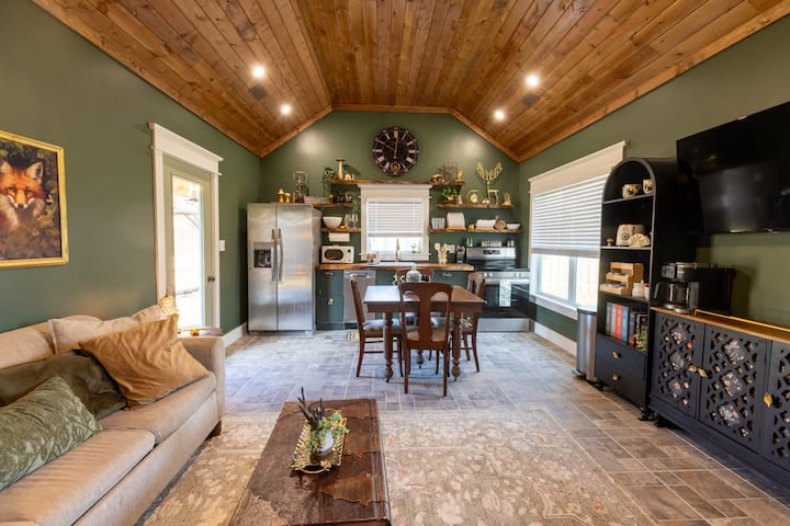 Fablewoodcottage -Hot-tub/woodland/storybook Decor - Knoxville, TN