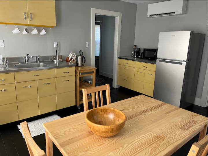 Sunny 1br Apt - Walk To Town - Historic Maine - Brunswick, ME