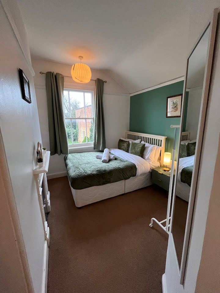 Holden House, Vintage Solihull Town Centre Home - Solihull