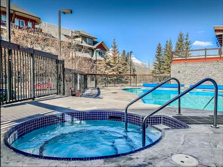 Top Floor Mtn View/heated Pool/hot Tub/balcony/bbq - Canmore