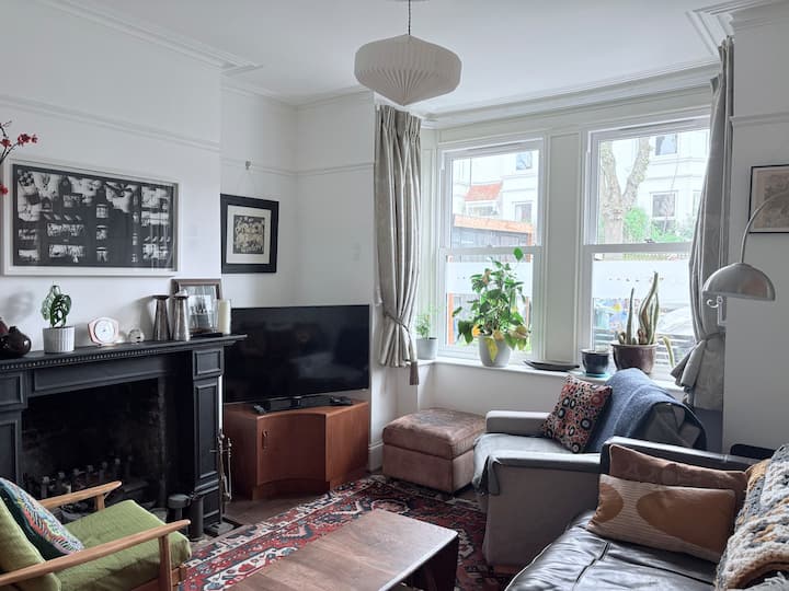Stylish Entire House
Sleeps 6 - 3 Bedrooms - Brighton
