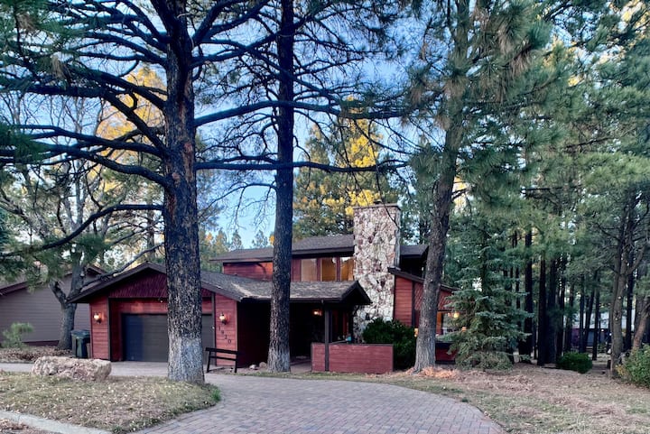 Continental Cabin With Deck Fireplace & Garage - Flagstaff, AZ