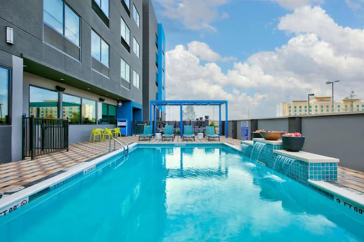 4 Sleek Rooms San Antonio Hideaway For Fun Seekers - San Antonio, TX