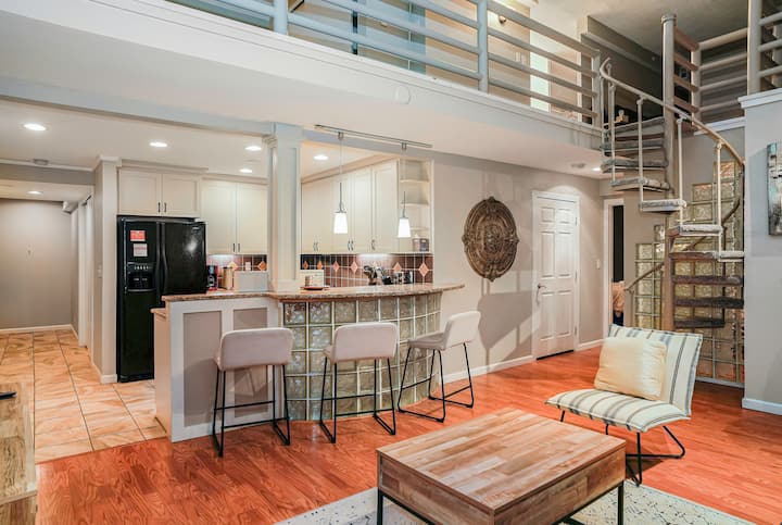 2-story Loft Condo • Sleeps 7 - Midtown - Omaha, NE