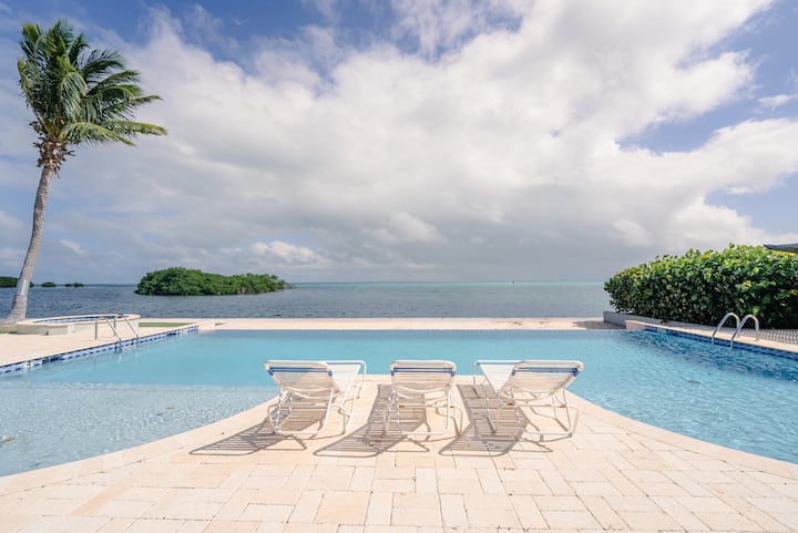 Turtle Cove | Luxury Sea Front Family Escape - Cayman Islands