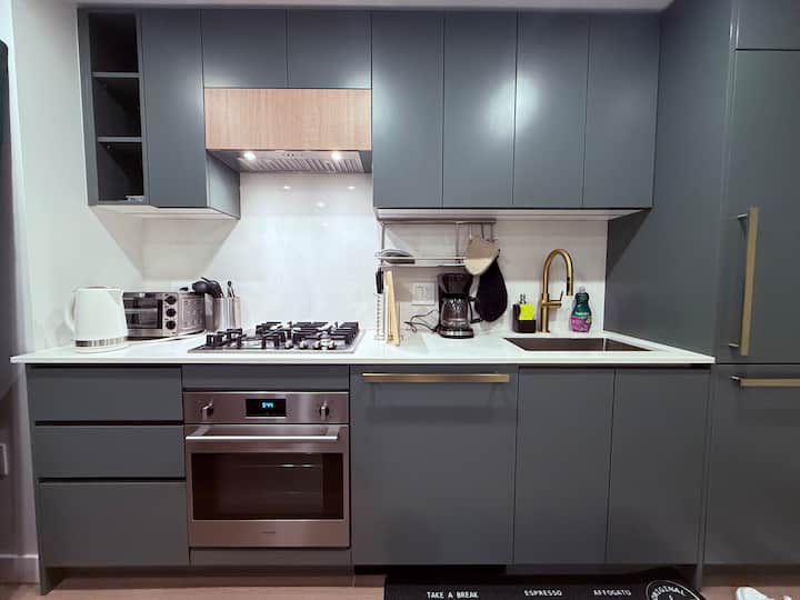 “New”luxury Modern Ac 1br Apt Steps To Skytrain - New Westminster