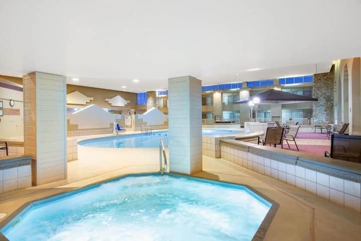 Ramada Grand Island | Superior King Suite By Pool - Grand Island, NE