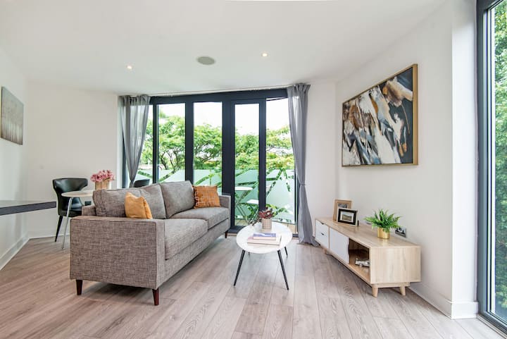 Stylish Two Bedroom Apartment With Private Balcony - Notting Hill