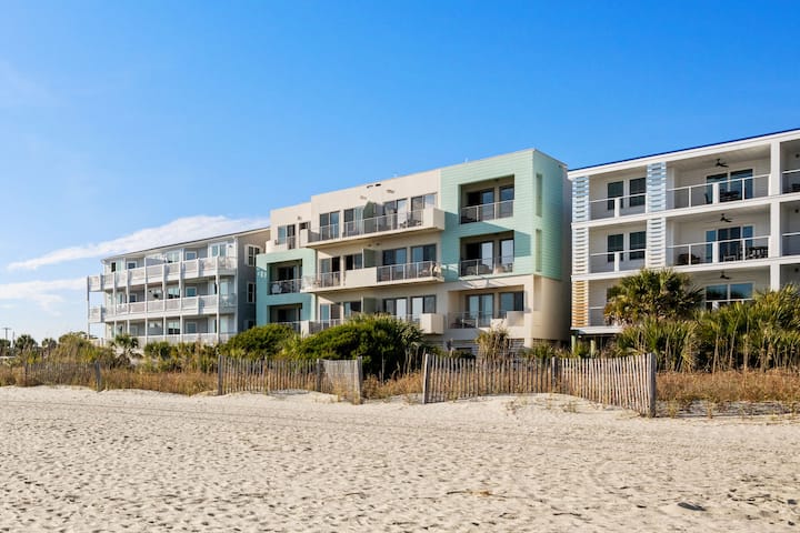 4 Bedroom Oceanfront Condo With Rooftop - Walkable - Folly Beach, SC