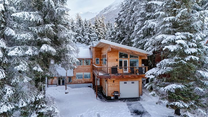 Blueberry Creek Cabin 
Lux Nordic Design & Hot Tub - Girdwood, AK