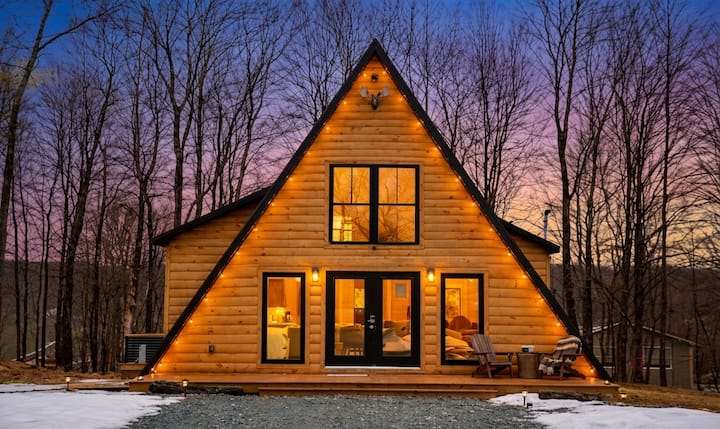 Cozy Poconos A-frame~sauna~hottub~movies~arcade - Lake Wallenpaupack, PA