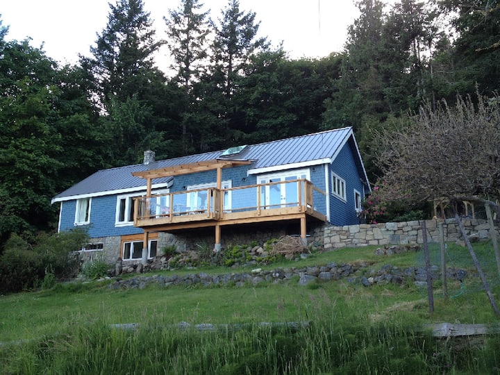 Luxurious Waterfront Retreat With Private Beach - Salt Spring Island
