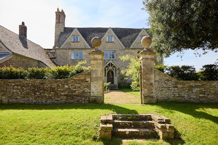 Charming 17th-century Manor Farmhouse - Bicester