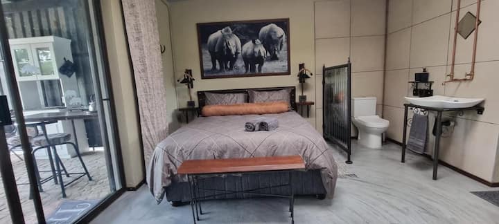 Trackways - Accommodation Stable - Lion Room - Hammanskraal