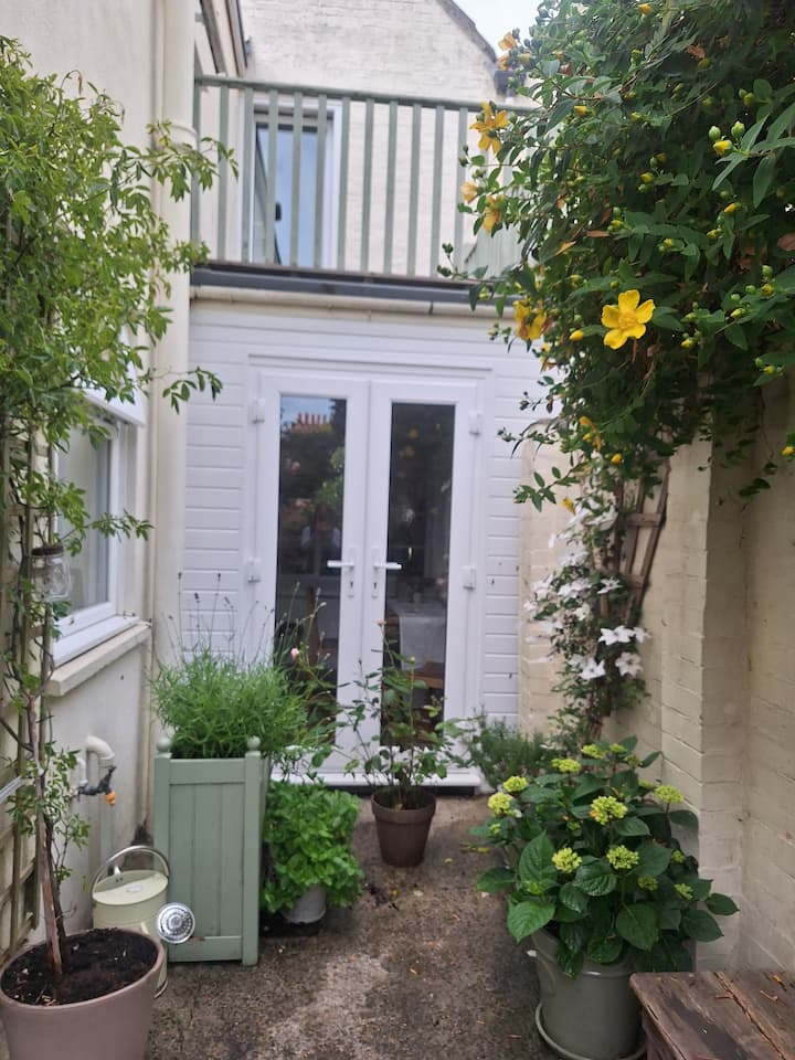 Aroha - The Entire House - Glastonbury